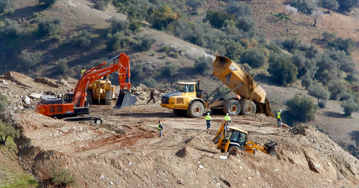 Spanish boy in well: Rescuers bring in heavy machinery to drill holes ...