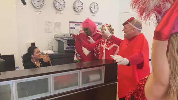 Let's hear it for singing telegrams - CBS News