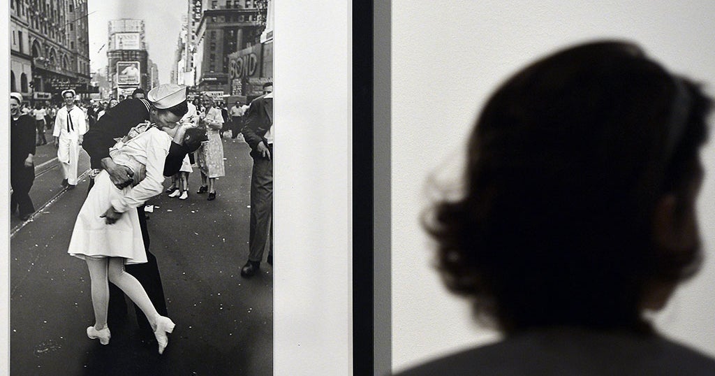 Sailor In Iconic V-J Day Times Square Kiss Photo Dies At 95 - CBS New York