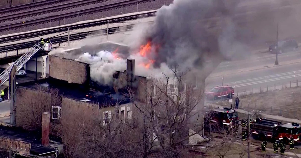 BREAKING: Apartment Building Fire In South Austin - CBS Chicago