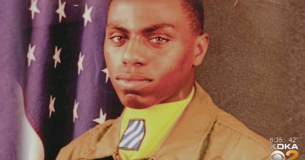 Fallen Soldier's Family Presented With Distinguished Service Cross ...