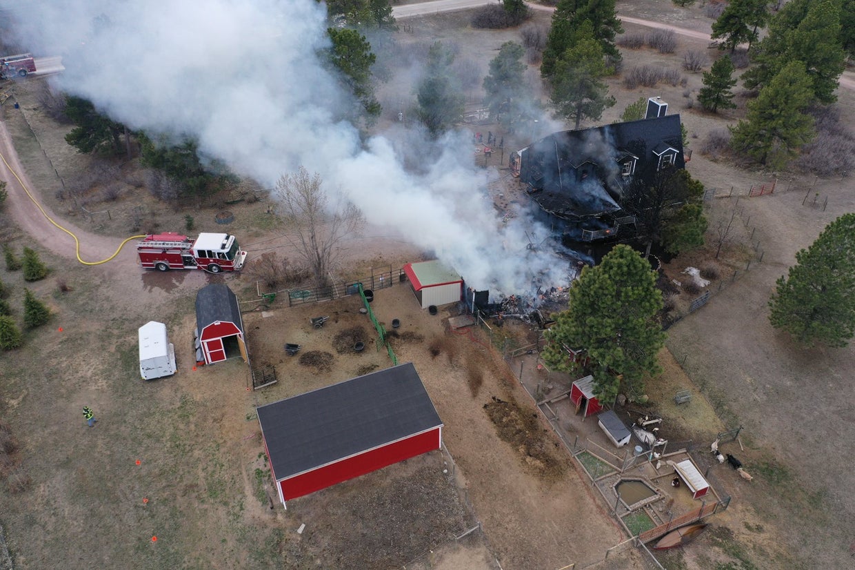 Off-Duty Firefighter Rescues Pets Before Flames Reach House - CBS Colorado