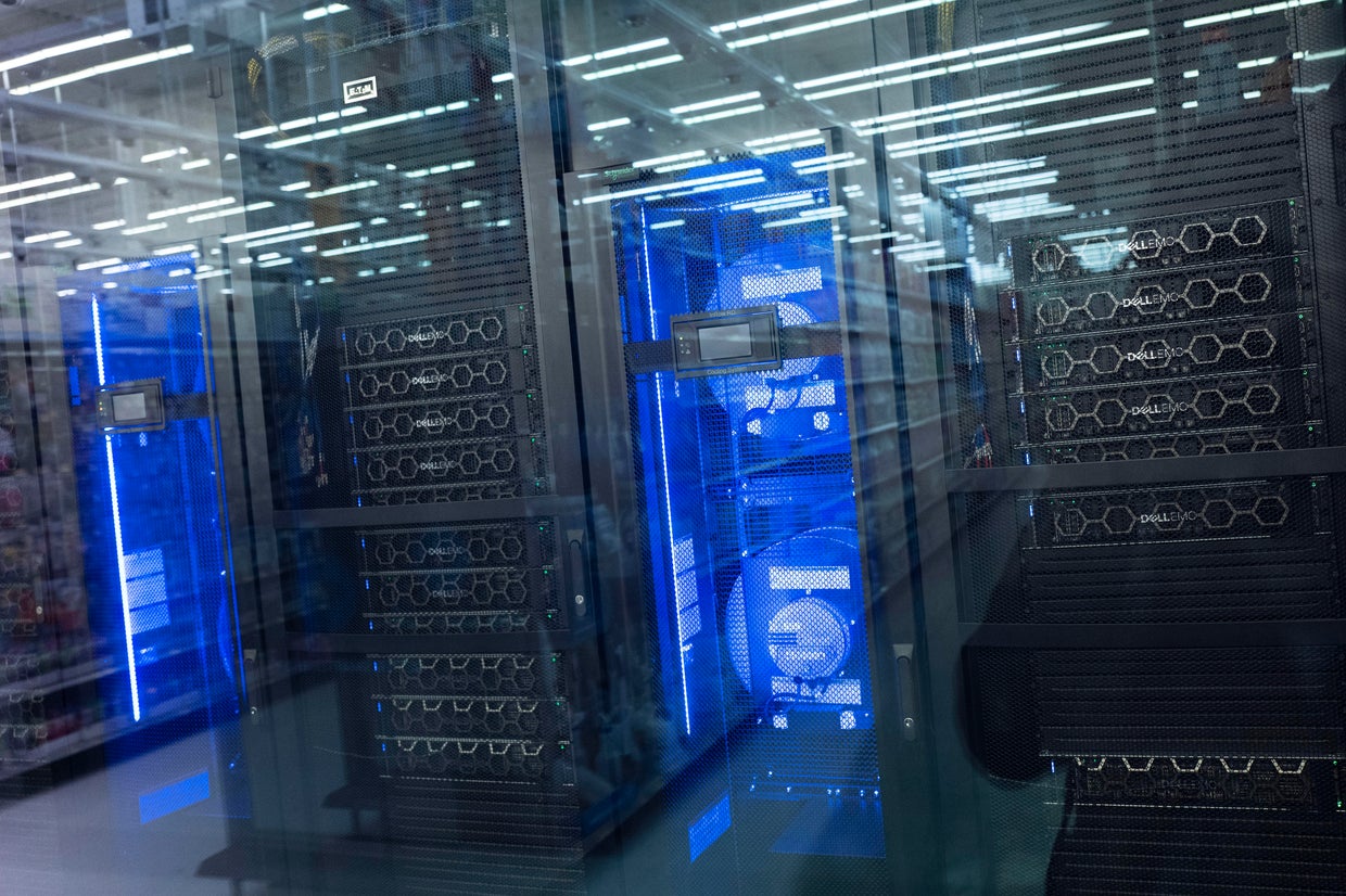 Walmart technology drive: AI and cameras can now mind the store - CBS News