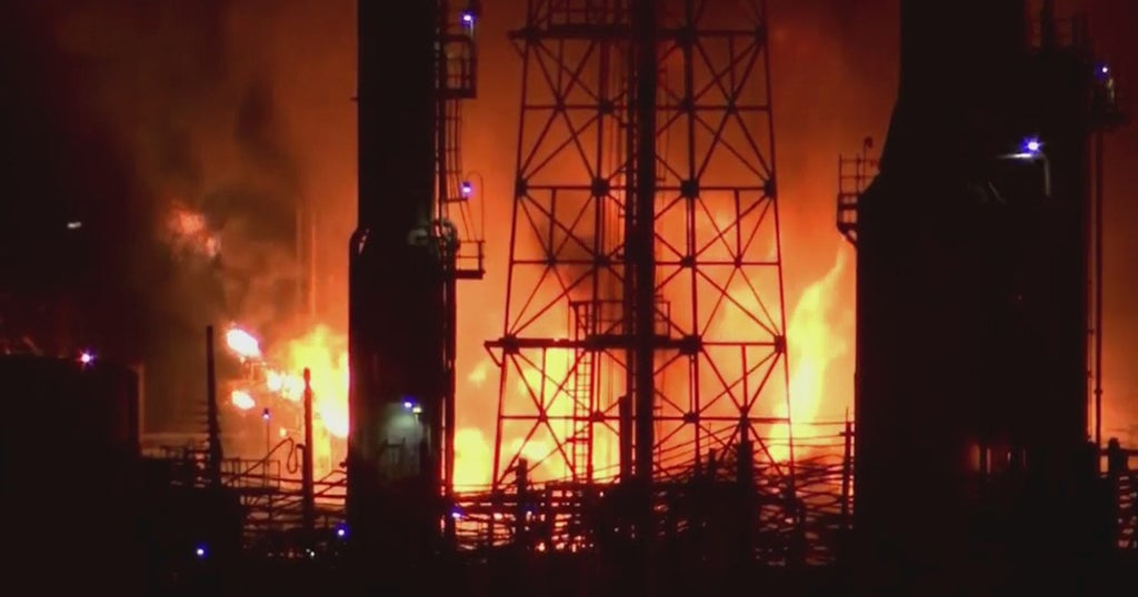 Explosions Rock South Philadelphia, Massive Fire Breaks Out At Oil ...