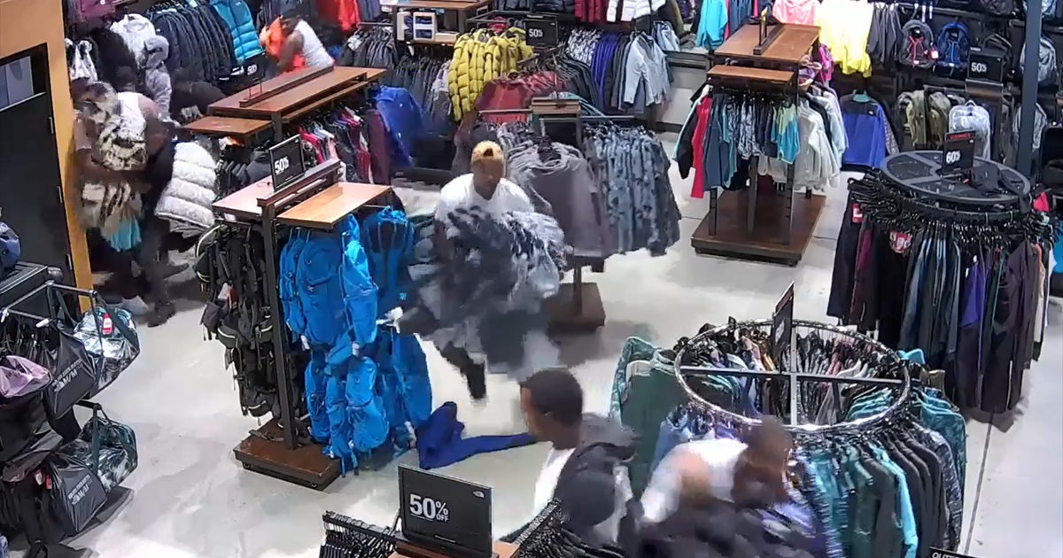 Report: 'Flash Mob' Shoplifters Swipe $30,000 Worth Of Merchandise From ...