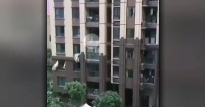 Boy falls off balcony in China, rescued by crowd with a blanket - CBS News
