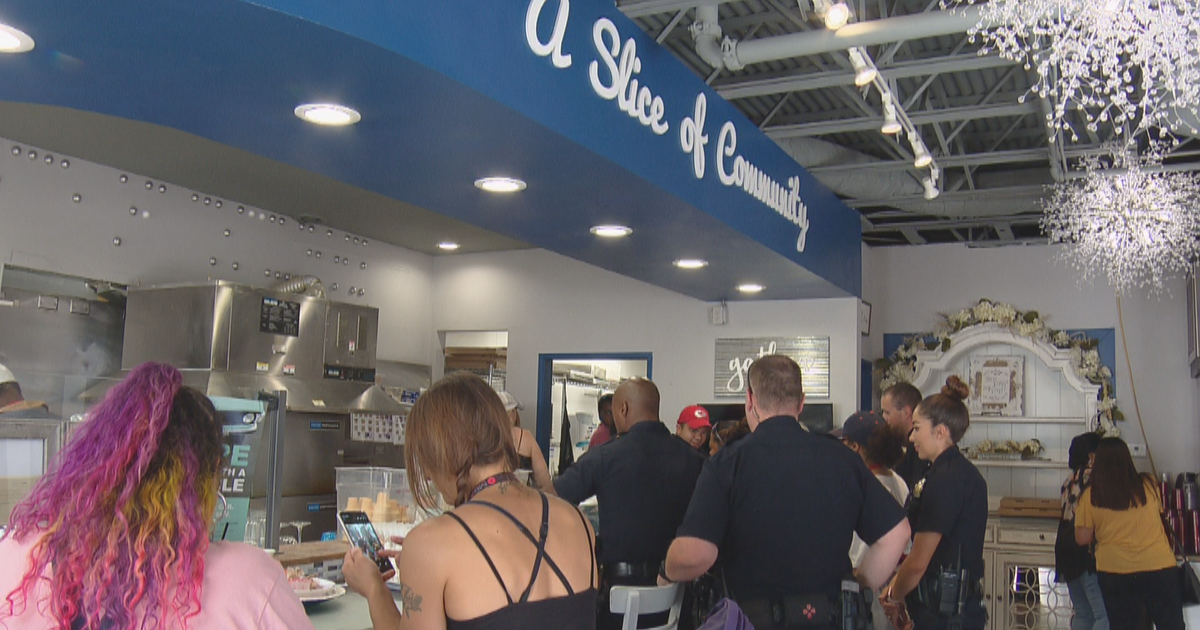 Denver Police Visit Pizzability Restaurant In Show Of Support - CBS ...