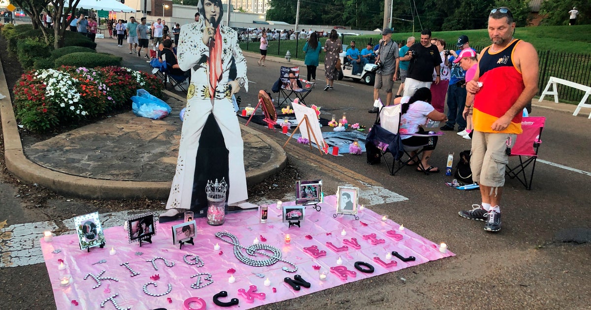 Elvis Admirers Remember His Death 42 Years Ago With Vigil - CBS Chicago