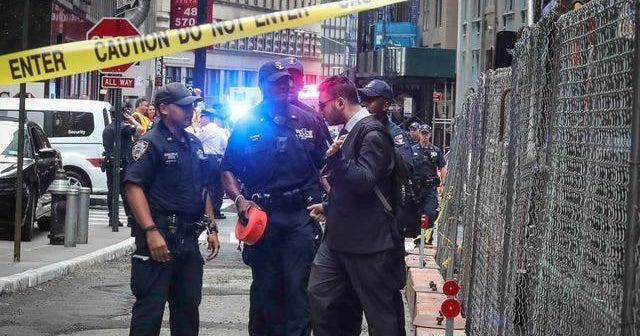 NYPD bomb squad clears suspicious packages at Fulton Street subway station - CBS News