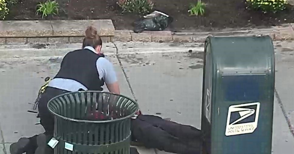 CPD Officer Credited With Saving Man's Life On Near North Side - CBS ...