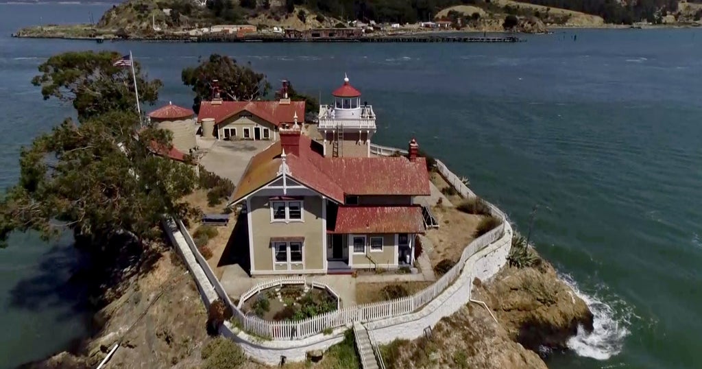 Couple Lands Dream Job Tending Historic Lighthouse on San Francisco Bay ...