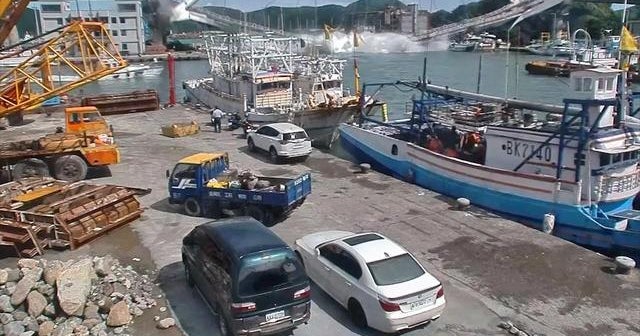 Dramatic video shows massive bridge collapse in Taiwan - CBS News
