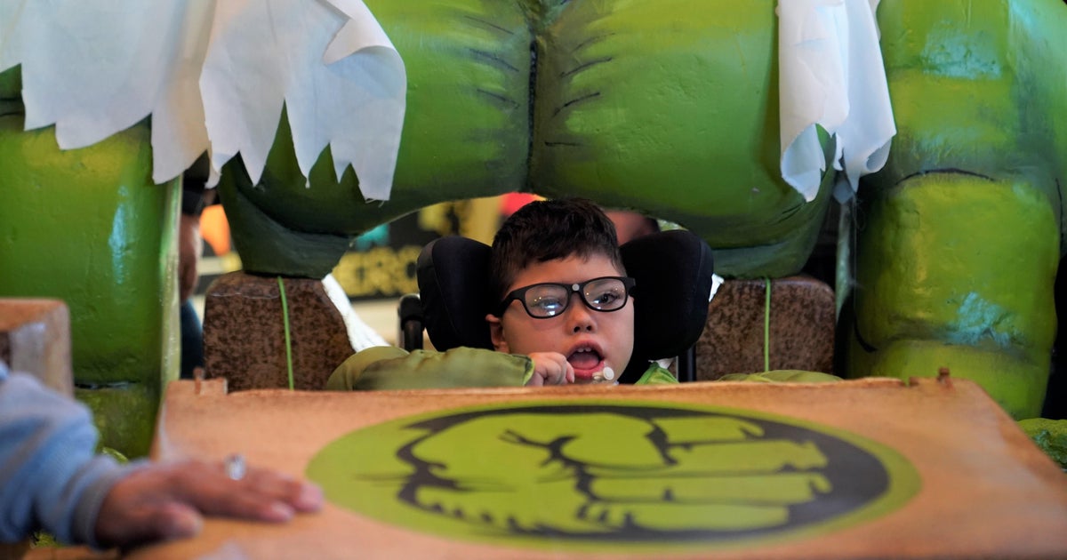 Students create custom Hulk costume for 4-year-old with cerebral palsy ...