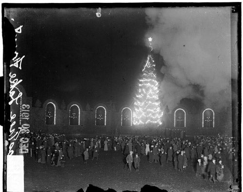A Look At The 106-Year Tradition Of The Chicago Tree-Lighting Ceremony ...