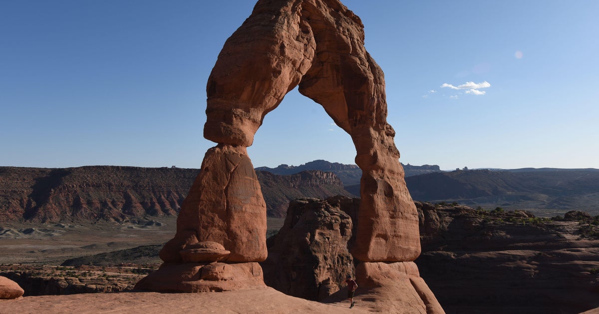 Delicate Arch: 2 die in fall while hiking at Arches National Park - CBS ...