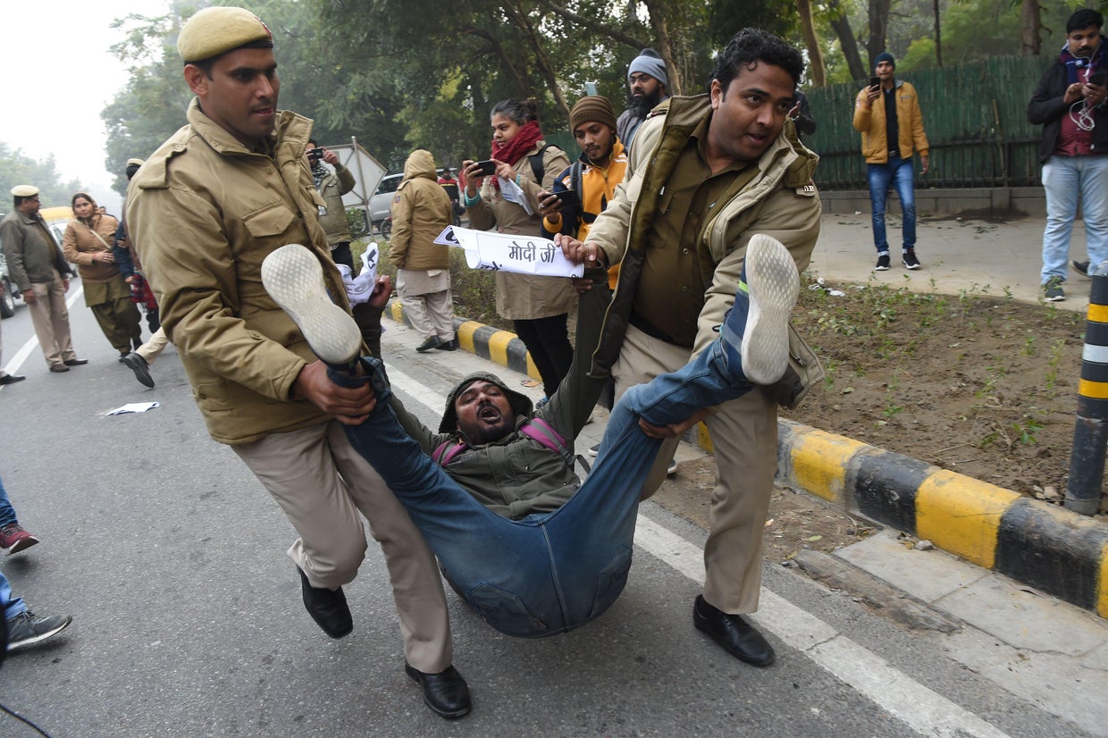 Protests in India: Clampdown on marches and internet after deadly ...