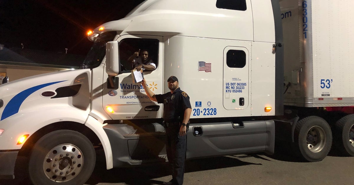 Texas Police Officers Pass Out Free Meals To Truck Drivers - CBS Texas