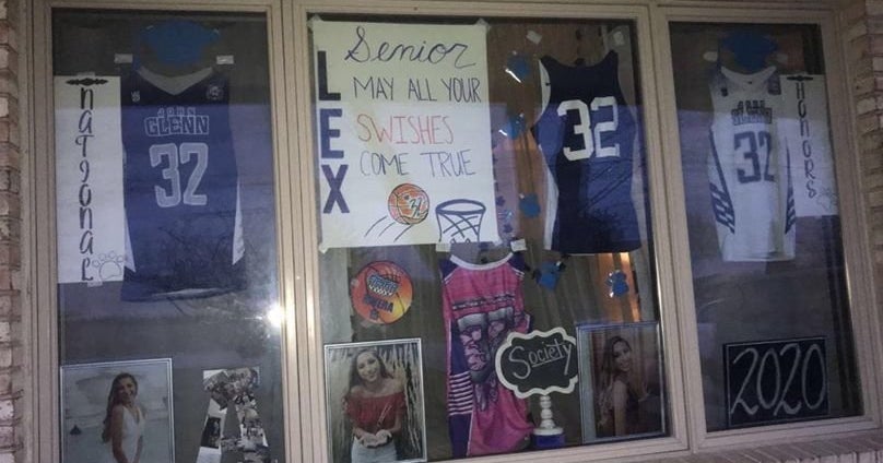 Michigan Moms Celebrate Graduating Seniors By Decorating Front Doors ...