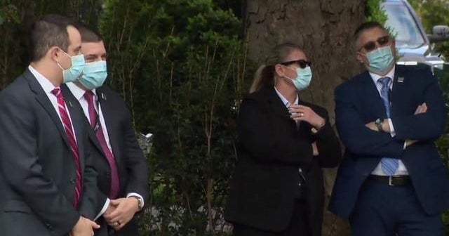 White House directs staff to wear face masks in the West Wing - CBS News