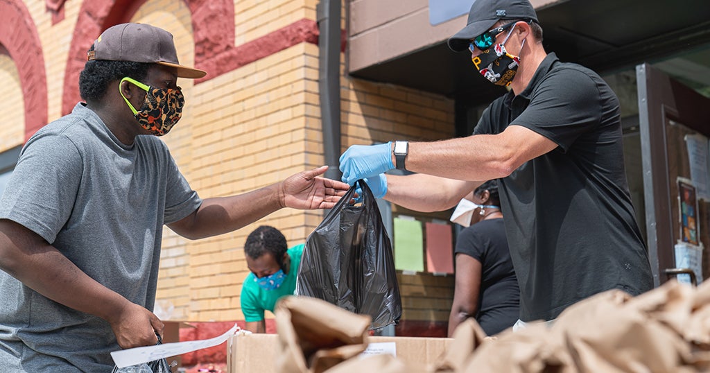 Pirates Charities, Pittsburgh Bureau Of Police Hand Out Lunches - CBS ...