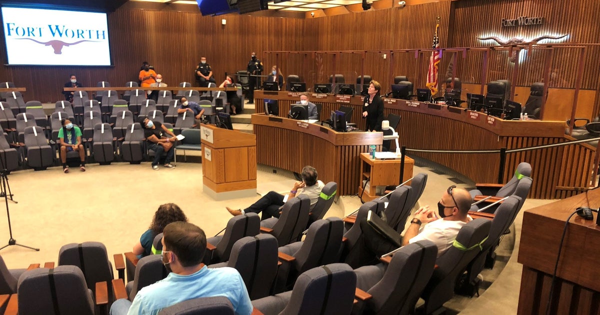 Fort Worth City Council Allows 8 PM Curfew To Expire - CBS Texas