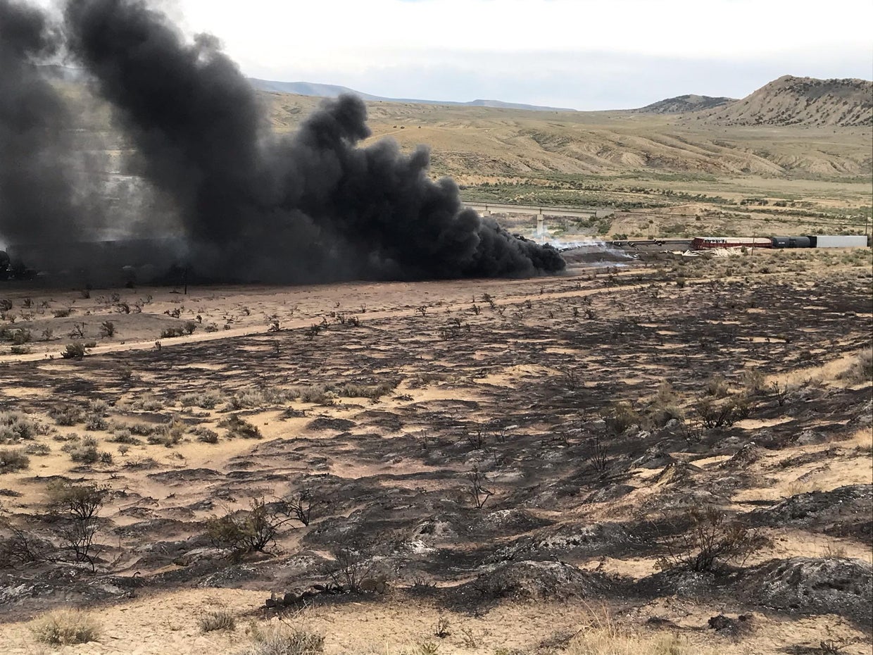 VIDEO: Union Pacific Train Derails & Fireball Erupts Along Interstate ...