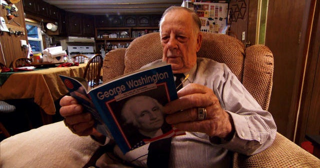 WWII veteran refuses to close the book on his life - CBS News