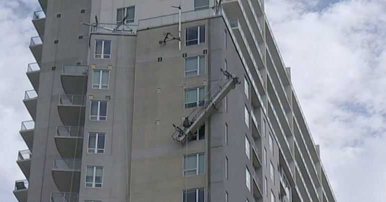 2 Texas Workers Rescued From Dangling Platform On High-Rise Building ...