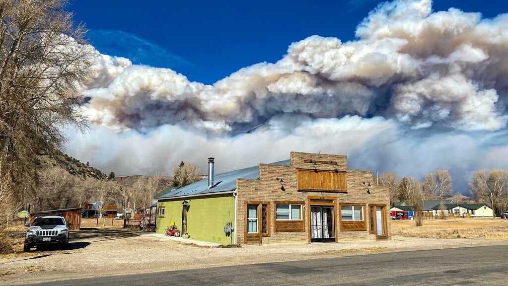 East Troublesome Fire Fueled By Strong Winds, Dry Conditions Near ...