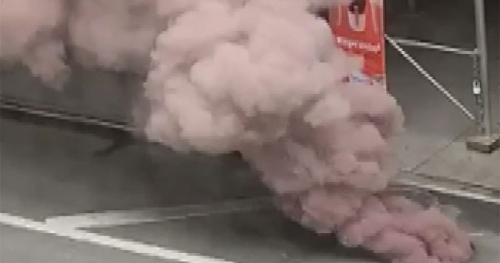 Smoke Pours Out Of Manholes In Midtown - CBS New York