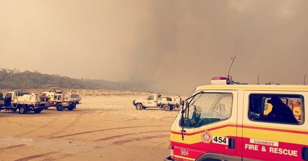 Bushfire rips through world's largest sand island as heat wave grips ...