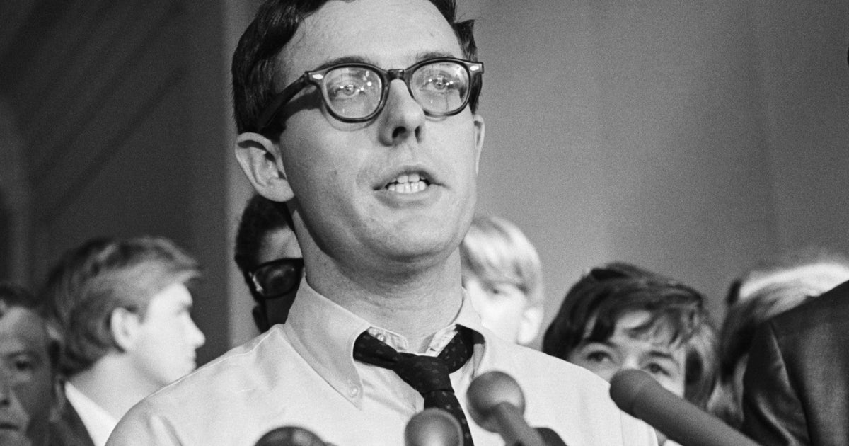 Rennie Davis, "Chicago Seven" activist, has died at 80 - CBS News