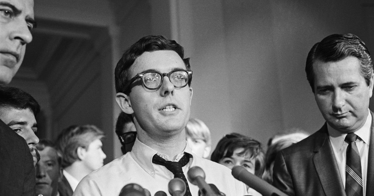 Rennie Davis, 'Chicago Seven' Activist, Dies At 80 - CBS Chicago