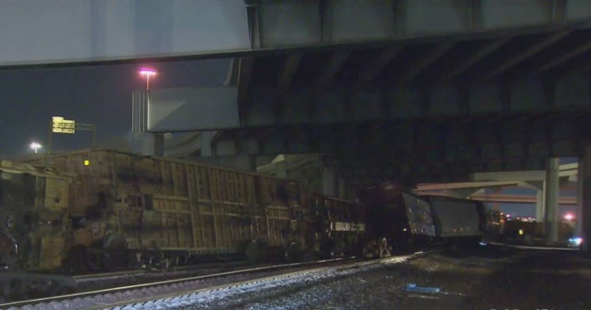 Train Just South Of Downtown Fort Worth Derails Overnight - CBS Texas