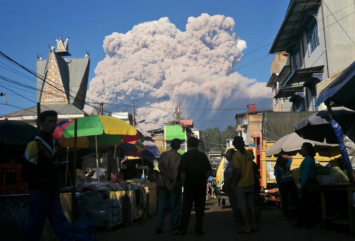 Dramatic video shows Indonesia's Sinabung Volcano spewing ash 16,000 ...