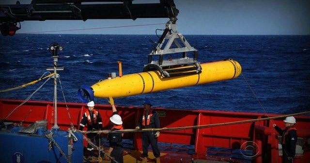 Robot submarine scours ocean floor for Malaysia Airlines plane - CBS News