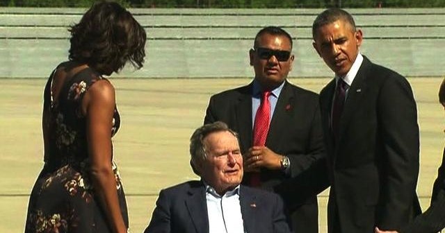 George H.W. Bush greets the Obamas in Houston - CBS News