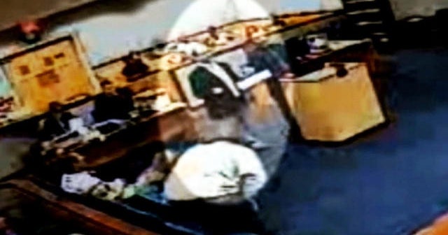 Judge brawls with public defender in court - CBS News