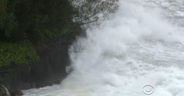 Tropical Storm Iselle slams into Hawaii - CBS News