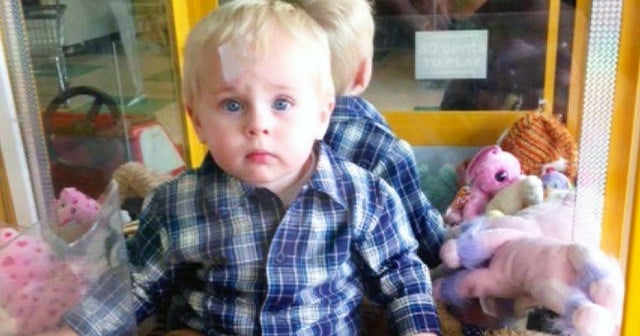 Tennessee boy gets stuck in toy claw machine - CBS News