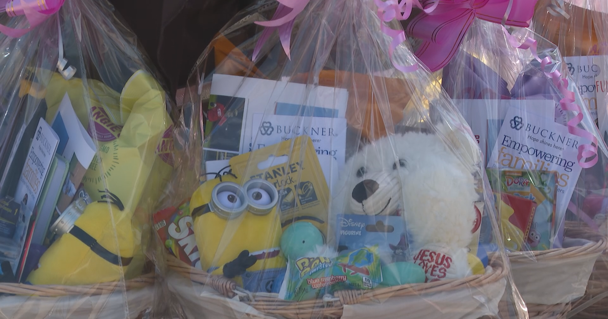 Easter Drive-Thru Brings Cheer To Kids, Families In West Dallas - CBS Texas