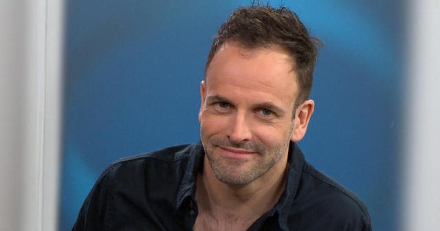 Jonny Lee Miller prepares for 50-mile ultra marathon - CBS News