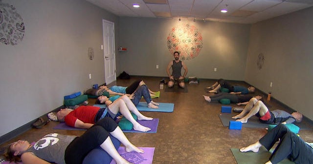 Yoga, acupuncture helps ease veterans' stress - CBS News