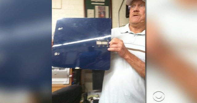 Panel door falls off plane mid-flight - CBS News