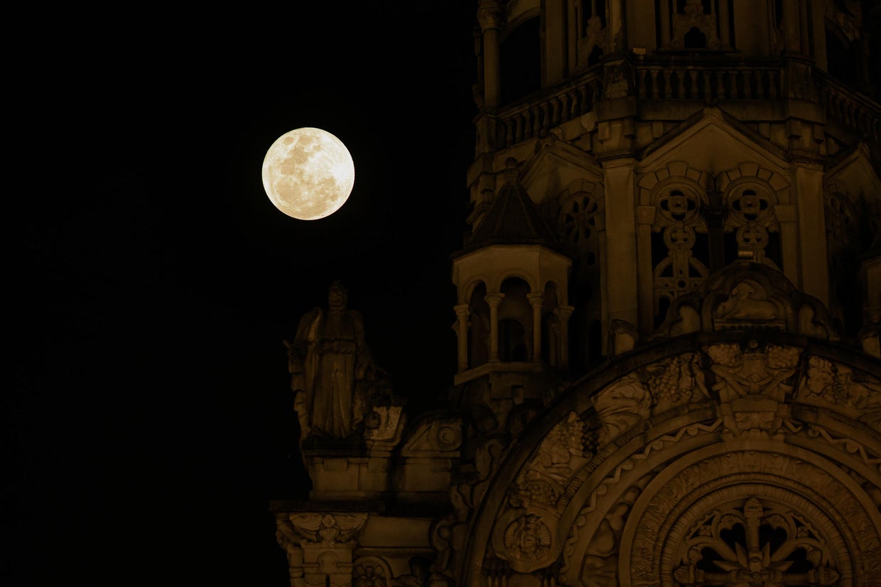 "Strawberry moon," the last supermoon of 2021, captured in incredible ...