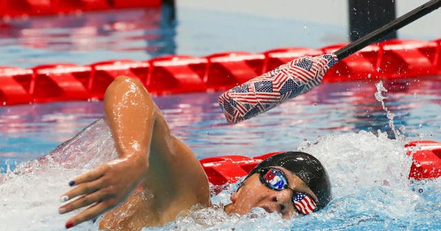 Blind swimmer on winning gold at the Paralympics - CBS News