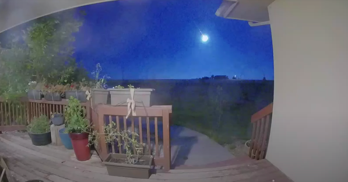 Bright blue fireball caught on videos over Colorado - CBS News