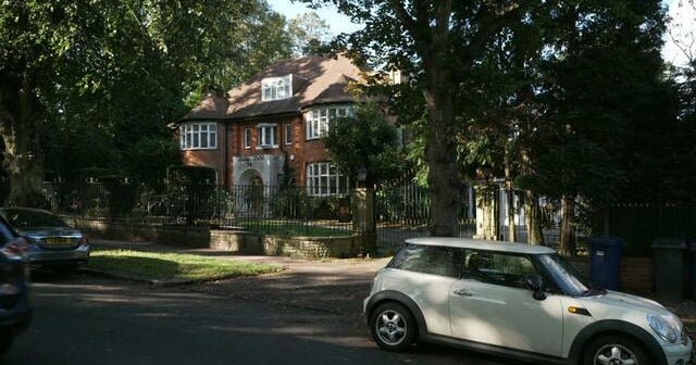 Mega-rich invest billions of dollars in London property - CBS News