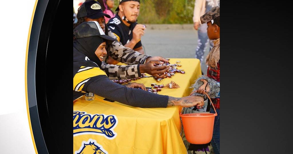 Steelers Players Hand Out Halloween Candy To Kids At Elementary School ...