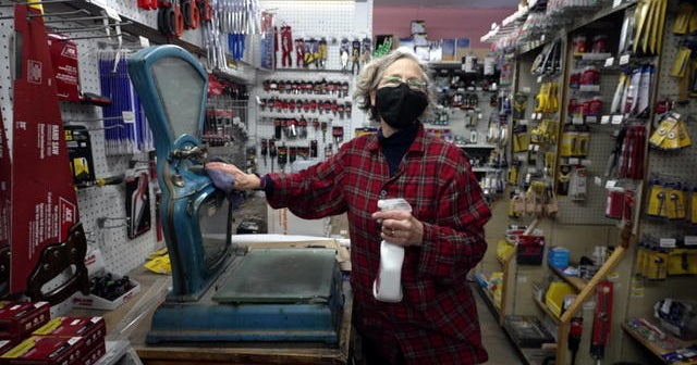 A store owner gets just the help he wanted - CBS News